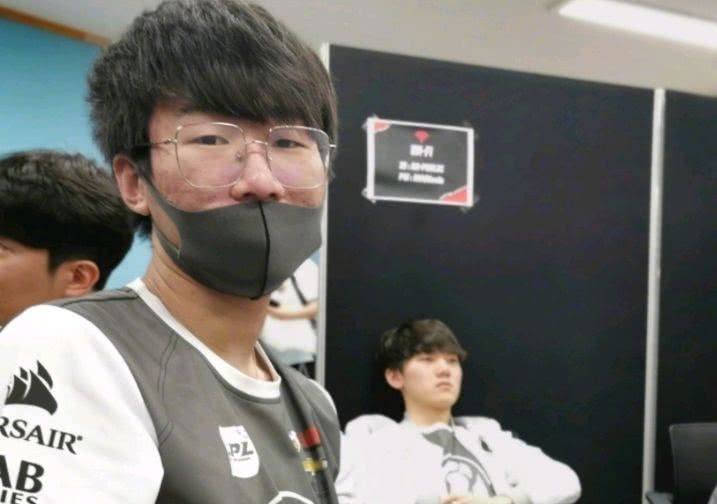 PDD直播透露：宁王回YM是谣言，明年会再送二人进LPL_ig