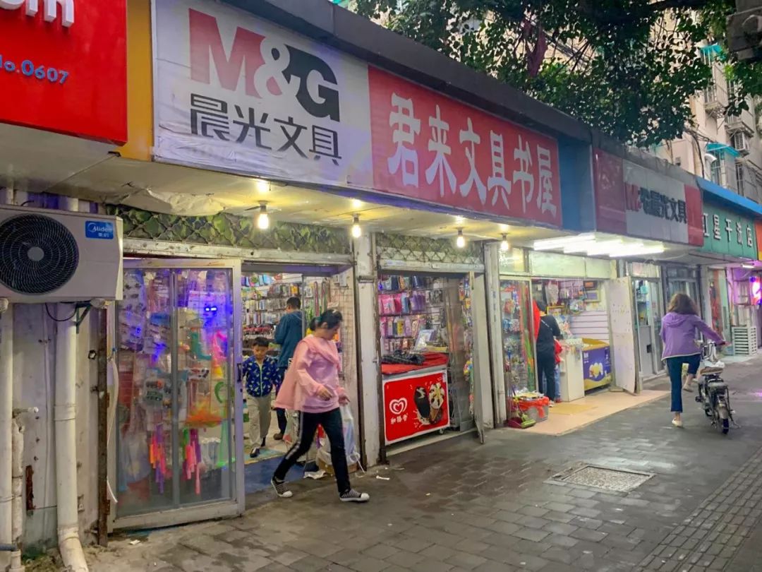在南京小学门口的小卖部,我用10块钱找回童年小卖铺