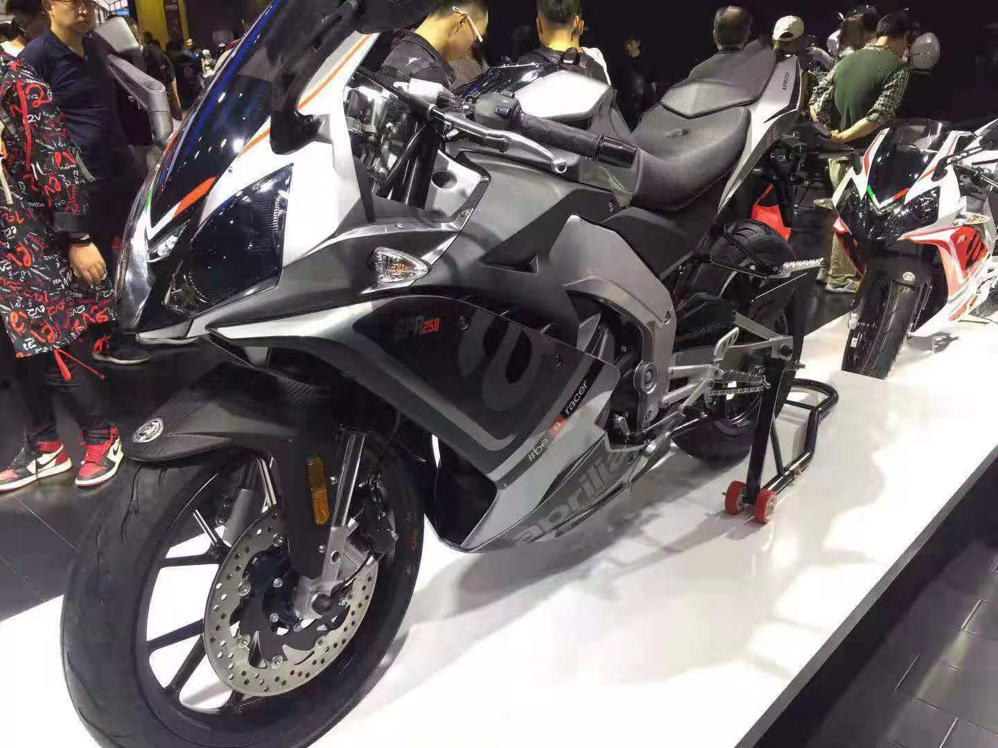 阿普利亚GPR250亮相，外观保持一致，发动机外型和春风250很像！_搜狐汽车_搜狐网