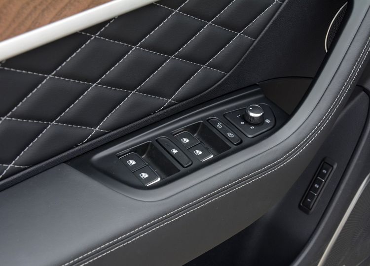 在宝马X5和红旗HS7之间，我选择了后者，综合油耗15L_搜狐汽车_搜狐网