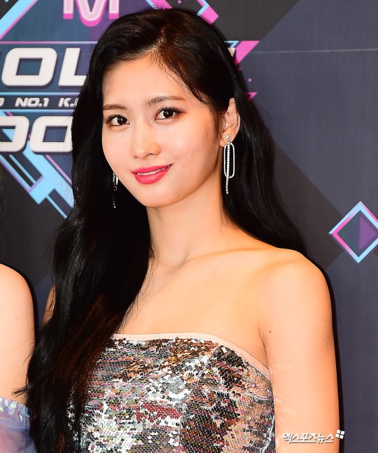 TWICE现身MCD彩排上班路 实力用颜值在撑起服装_麻浦