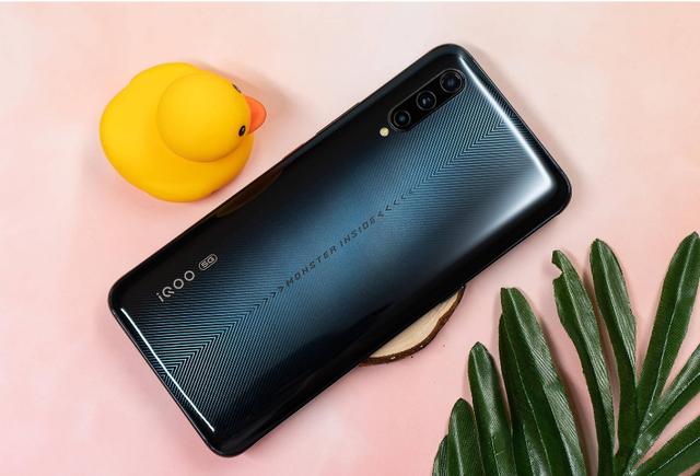 它跟其他游戏手机不一样？iQOO Pro 5G版超强的游戏性能_Monster