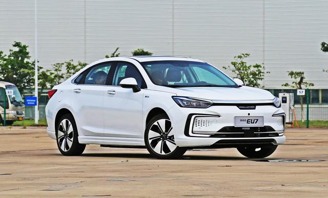 北汽新能源又出爆款！采用全新LOGO，车长超4米8，续航达451km_搜狐汽车_搜狐网