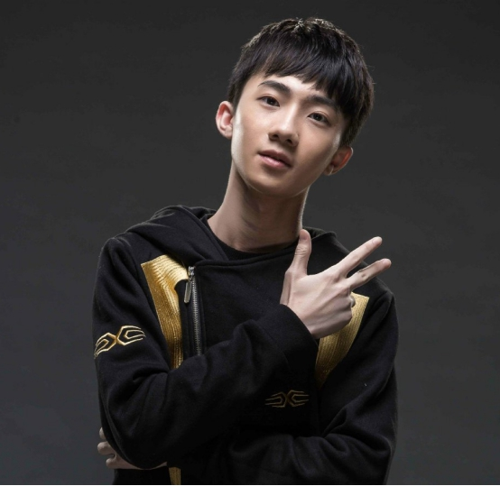 LPL颜值杀神ZZR官宣将在B站开播 发布微博：终于有人要了！_选手