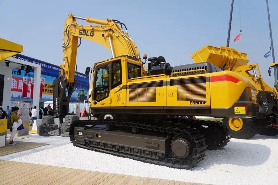 矿山破碎打锤王！山东临工E6500F凭啥？！_搜狐汽车_搜狐网