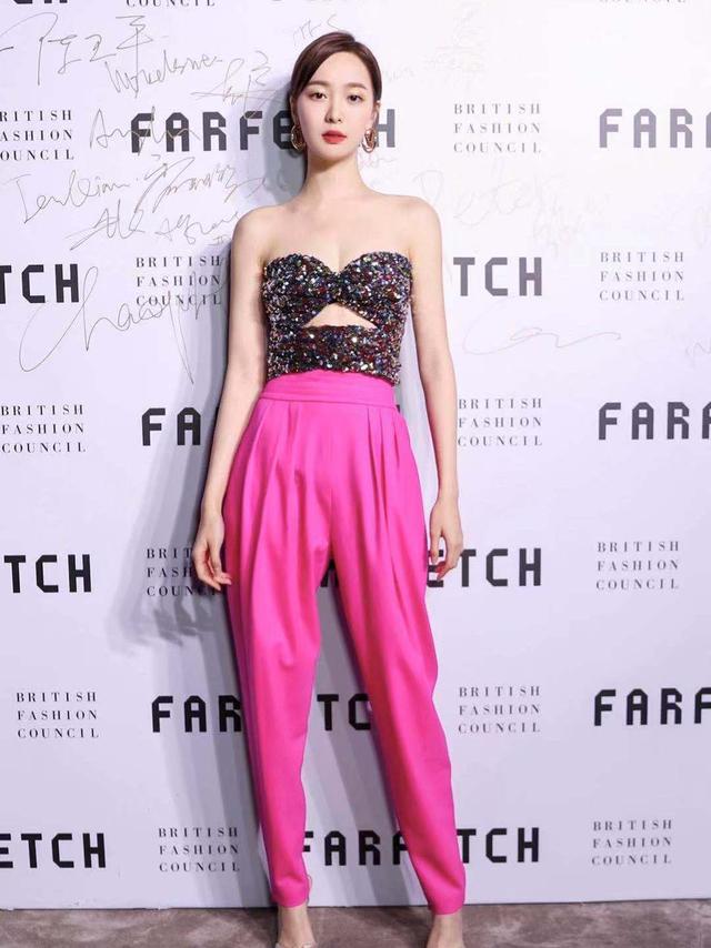 176cm赵尧珂与167cm周雨彤，同为露胃装造型，终于知道腿长多重要-搜狐大视野-搜狐新闻