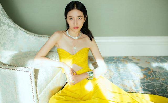 176cm赵尧珂与167cm周雨彤，同为露胃装造型，终于知道腿长多重要-搜狐大视野-搜狐新闻