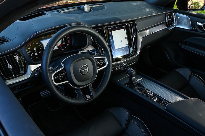 首台2020款沃尔沃S60亮相，颜值不输奥迪A4，性能看齐新款宝马3系_搜狐汽车_搜狐网