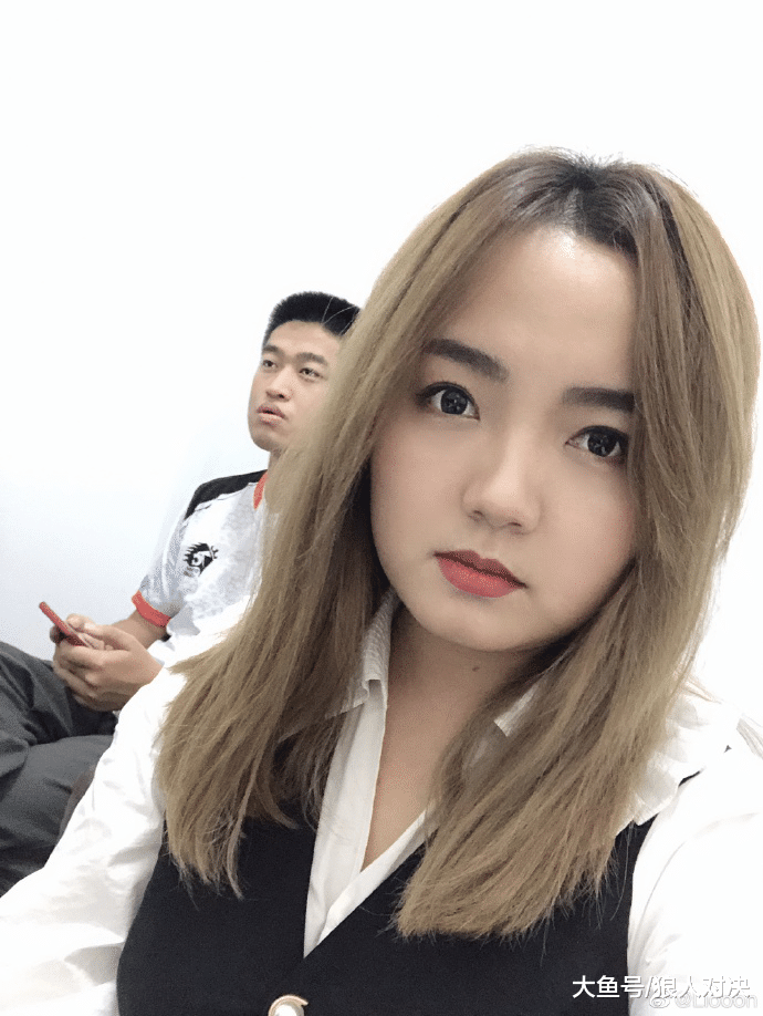 中国玩家Liooon狮酱，成为世界第一个炉石传说女冠军！_狼人