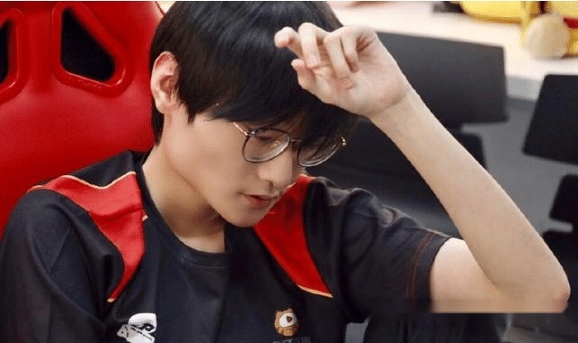 PDD被质疑蹭热度，直播拍卖YM打野，网友：天拿FMVP跟他有什么关_小天