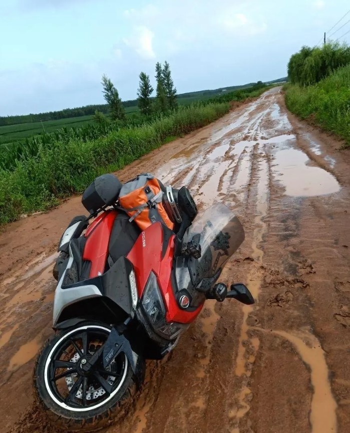 巾帼女骑士！女车主单人驾驶赛科龙RT3环华摩旅，计划骑行5万公里-搜狐大视野-搜狐新闻