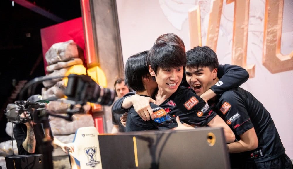 LOL：IG夺冠有妖姬“冠军皮肤”，为何FPX却没有官方给出答案_fpx