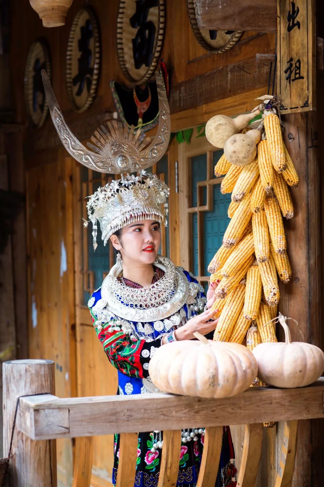 苗族姑娘只会刺绣、唱歌？最美“苗寨女木匠”带你走进原木世界……-搜狐大视野-搜狐新闻