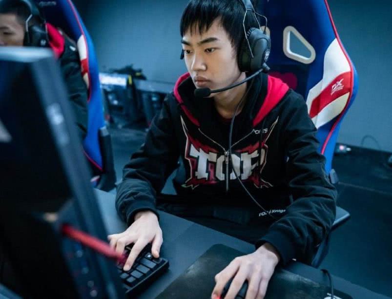 黄金左手名不虚传！全明星秀knight9秀翻了，别扭姿势上场依旧拿第一-搜狐大视野-搜狐新闻