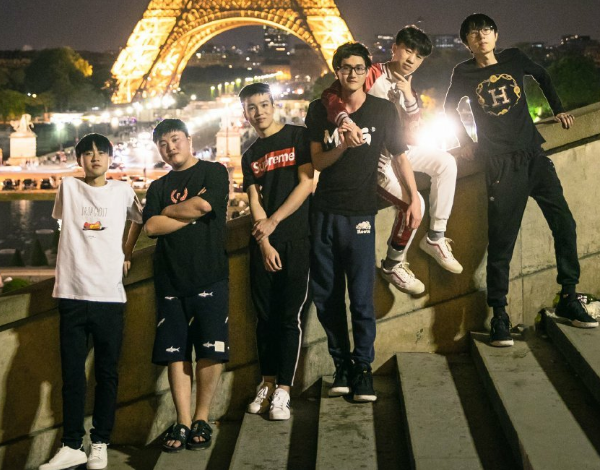 LPL全明星感人一幕RNG七人再次同框，最好的全华班以后将不复存在_卡萨