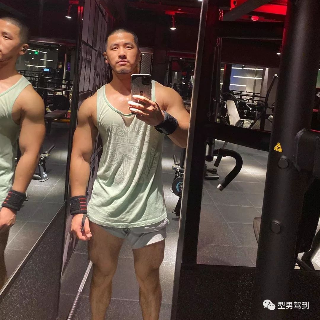 寸头肌肉络腮胡,他是名媛中的名媛健身