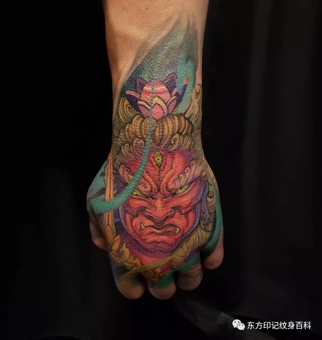 手背上的传统纹身，有很多人不敢纹虎口