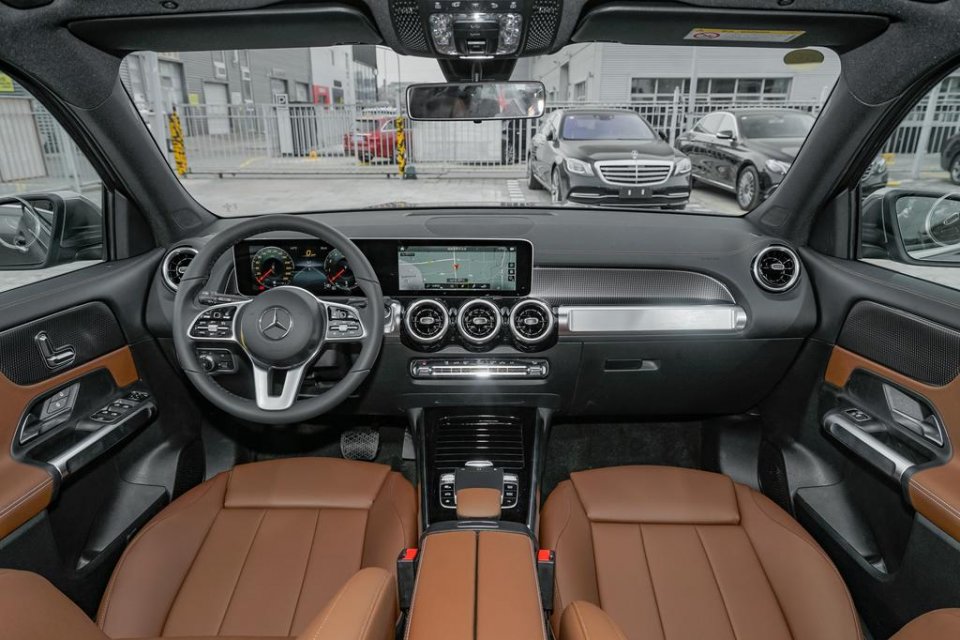 奔驰最新的MBUX车机系统，奔驰GLB售价31.48-35.48万元-搜狐大视野-搜狐新闻