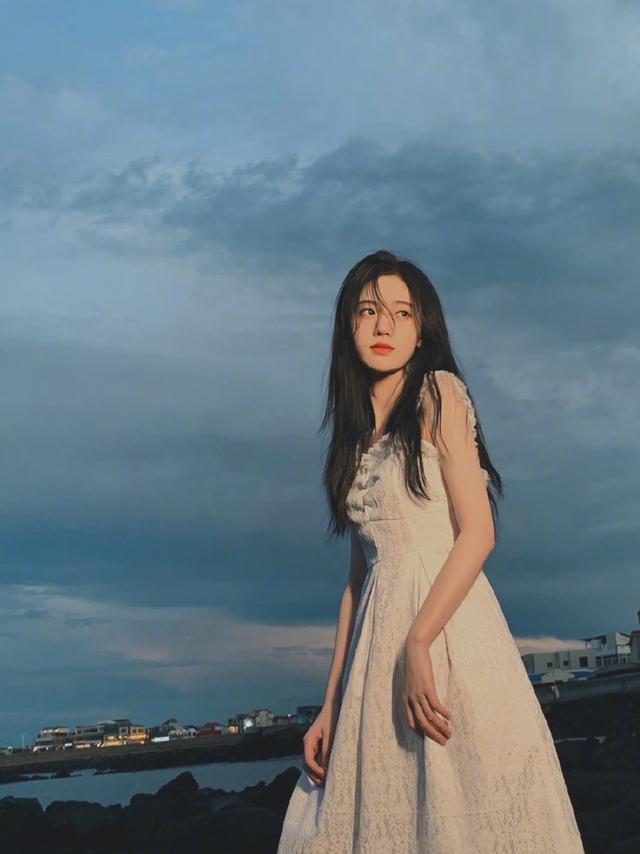 168cm虞书欣和159cm鞠婧祎，同穿白色吊带裙，小个子不输大长腿？-搜狐大视野-搜狐新闻