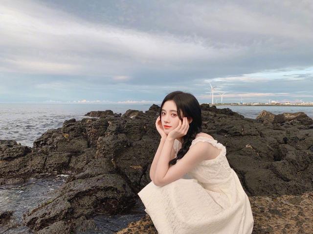 168cm虞书欣和159cm鞠婧祎，同穿白色吊带裙，小个子不输大长腿？-搜狐大视野-搜狐新闻