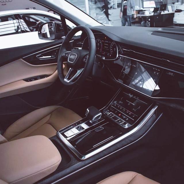 新款奥迪Q7实车到店，3.0T+8AT动力，内饰向A8L看齐，还买X5？_搜狐汽车_搜狐网