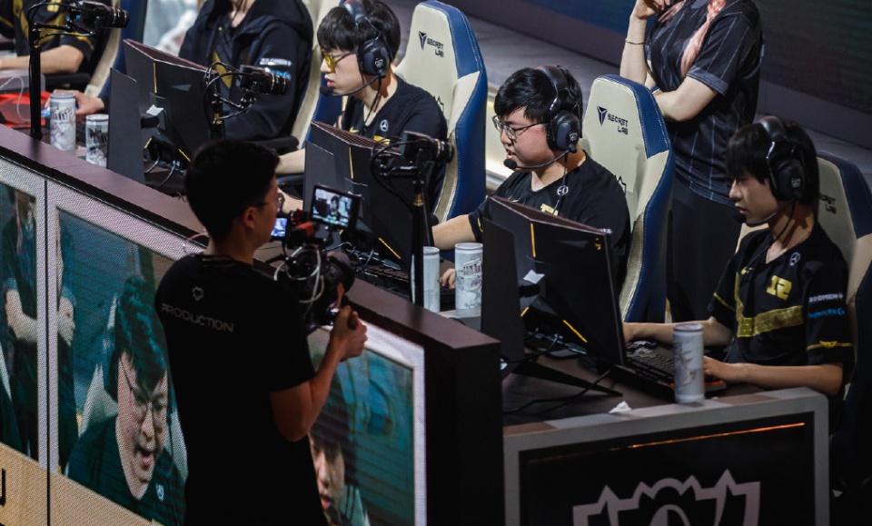 与Theshy英雄所见略同，Uzi也开始拿ADC打上单，VN战绩扎心了_峡谷