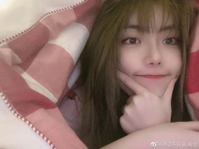 LPL解说周淑怡晒不同风格美照，Zzr：妈妈我又恋爱了！_Rita