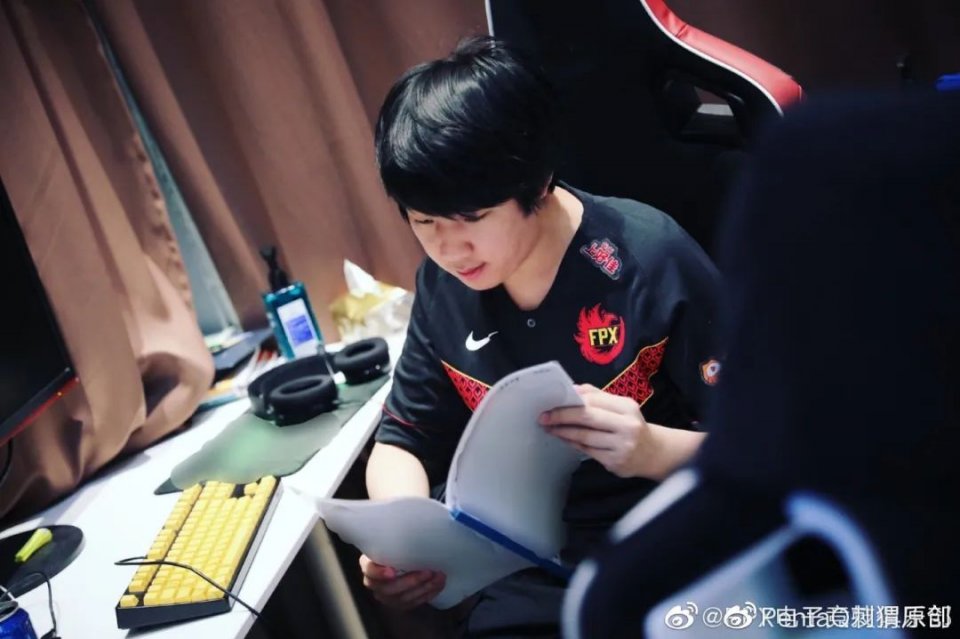 【S10探营】FPX选手篇：同袍再叙，荣耀再续_Doinb