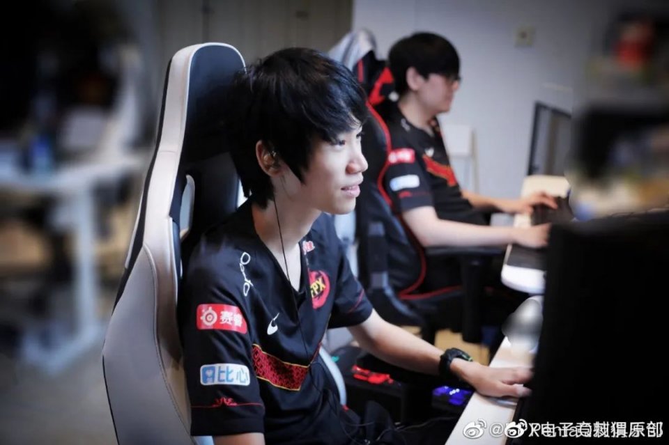 【S10探营】FPX选手篇：同袍再叙，荣耀再续_Doinb