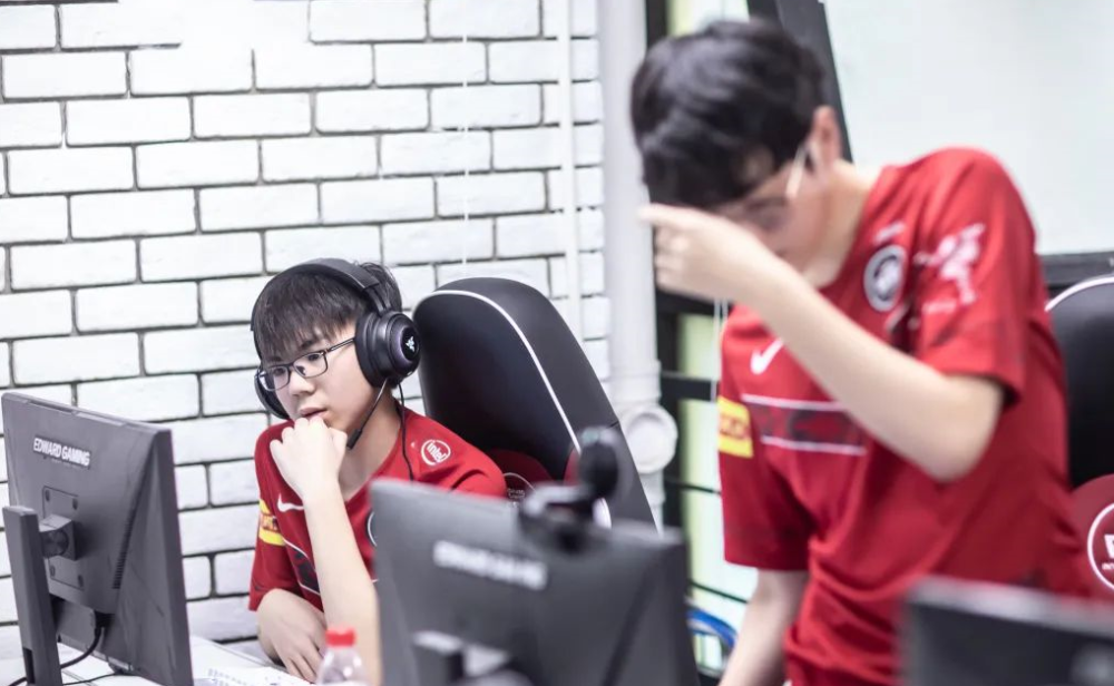 看着EDG爆冷门 粉丝晒出S5旧照 三剑客同框让人泪目_Pawn