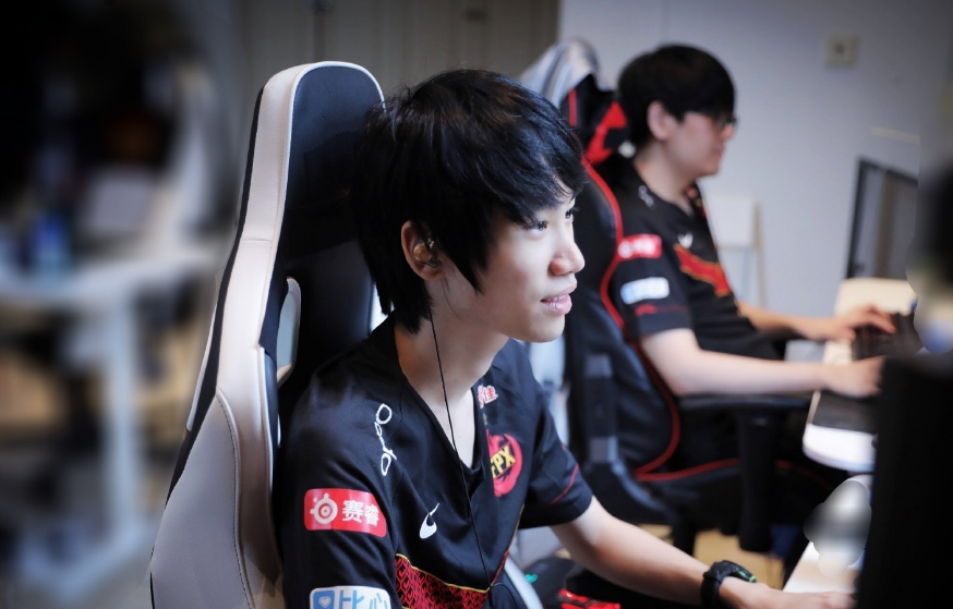 S9冠军中单Doinb做客掌盟：电子竞技 用成绩说话_比赛