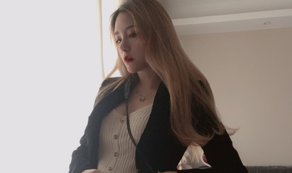 LOL：Rita晒姣好身材自拍，却意外露出“手上赘肉”！引起粉丝热议！_直播