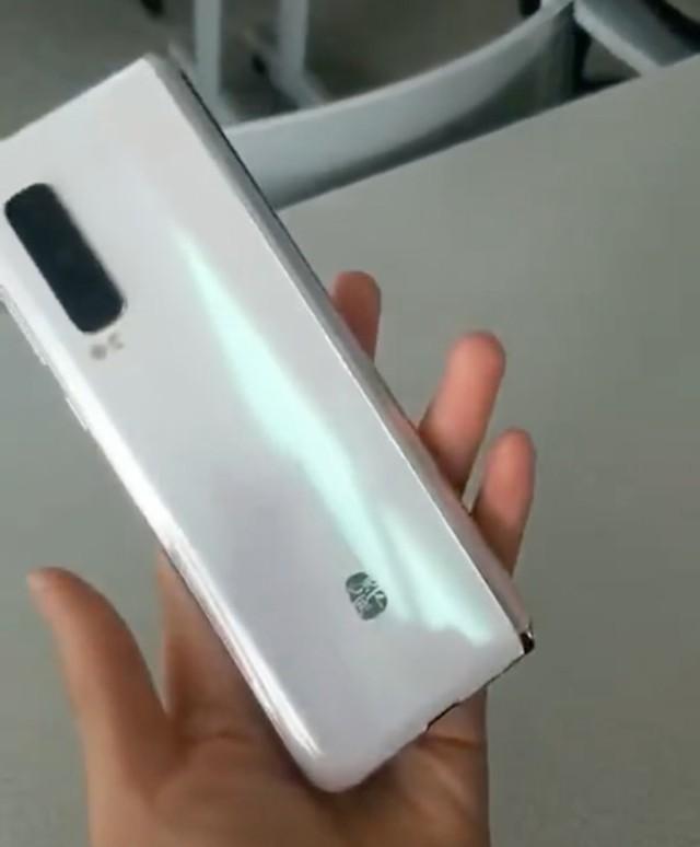 同为折叠屏手机，三星 W20与华为Mate X 有何不同？_机身内存