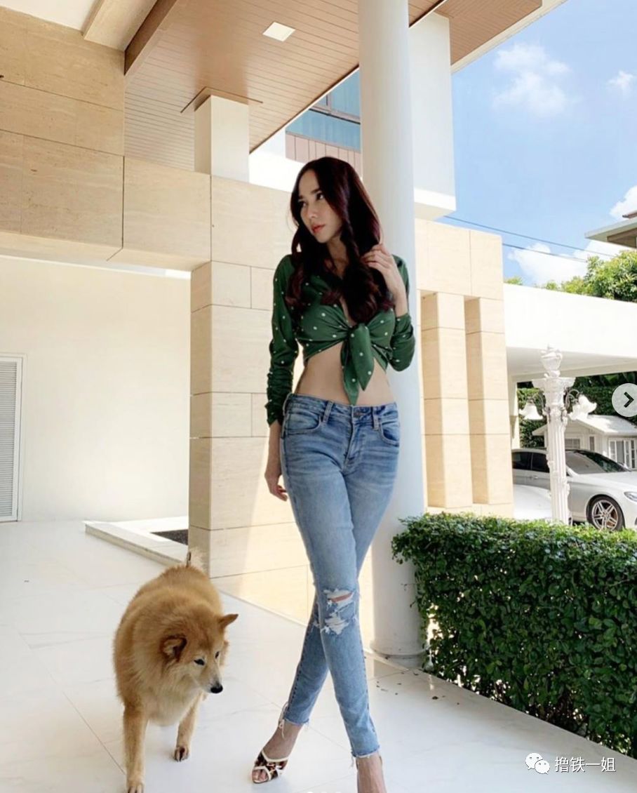 42岁的泰版鲜肉菩萨，翘臀细腰迷倒20岁奶狗，她比萧亚轩还快乐？_Aum