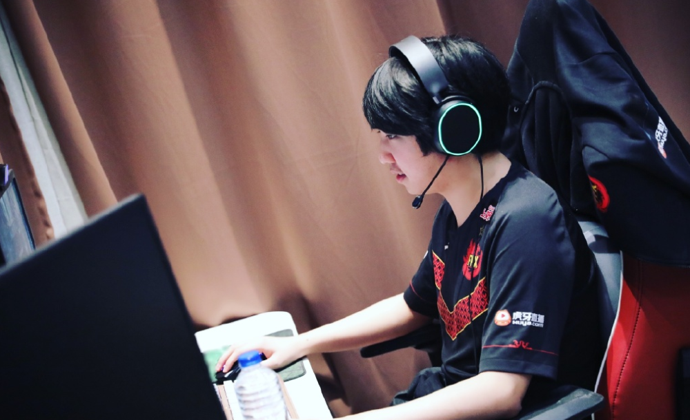 FPX卫冕最大的底牌？Khan登场秀剑姬，一敌三上演天秀反杀_比赛