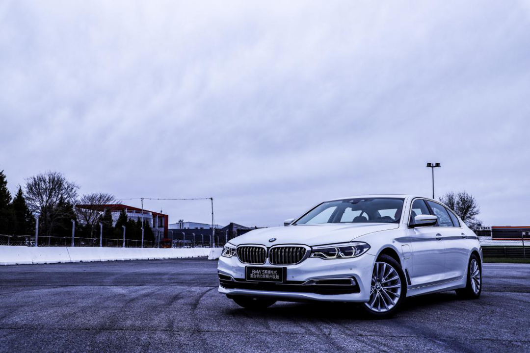 纯电续航升至 95 km，加量不加价的宝马530Le增重后如何延续操控_搜狐汽车_搜狐网