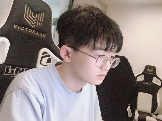 EDG对战LGD首发名单公布：Fenfen转型上单，杰杰未能登场比赛_战队