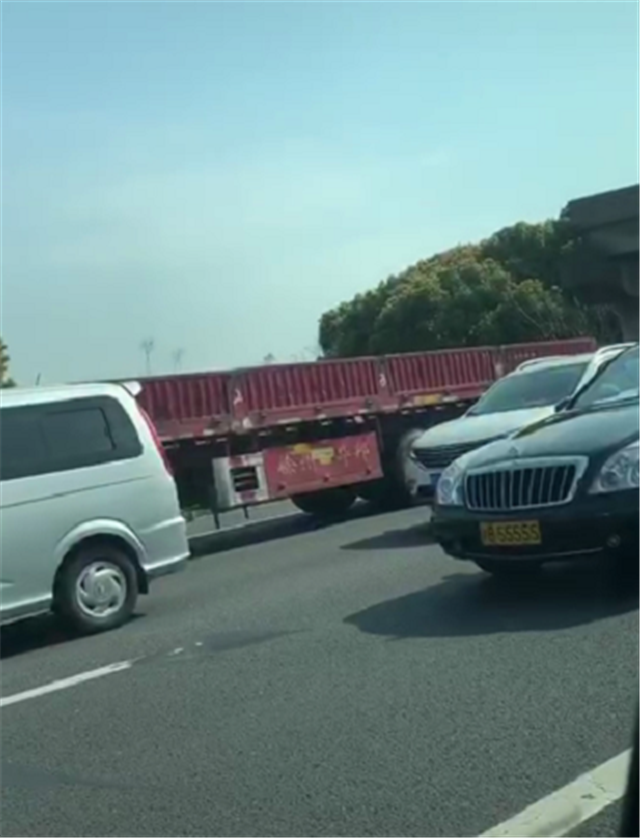 1500万迈巴赫现上海，挂55555黄牌，牌值7位数，车主某集团董事长-搜狐大视野-搜狐新闻