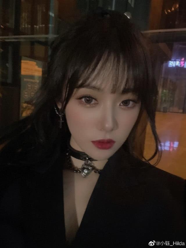 LPL主持小钰放出粉丝福利！cos KDA的舞姿，晒舞蹈自拍照！_美女