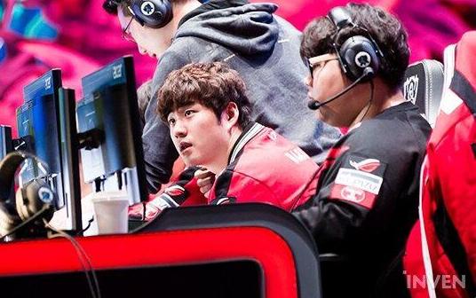 木木撸话：Uzi化身LPL第一“狗吹”！Bang说自己想回T1打比赛_Doinb