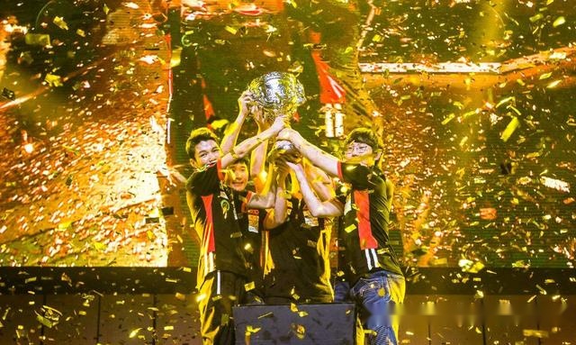 劫富济贫的LGD回来了！RNG2:0惨败LGD，评论也为太真实有趣了_比赛