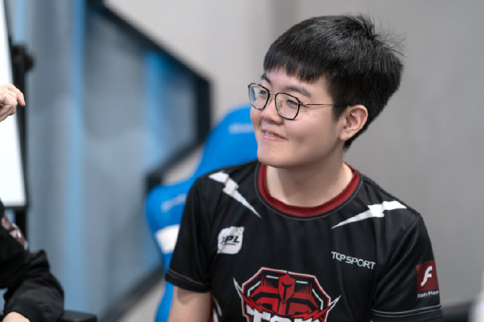 369直播间爆出猛料：UZI即将退役？karsa紧急澄清：是在开玩笑_Karsa