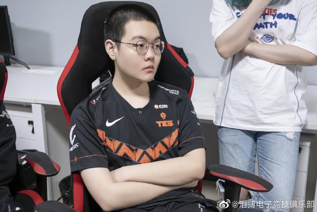 英雄联盟：369追星成功，加到theshy好友还不忘拍照炫耀_上单