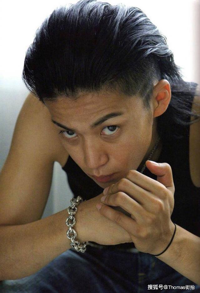 13年前电影《热血高校》，小栗旬痞帅背头造型，现今依然感觉霸气 搜狐大视野 搜狐新闻