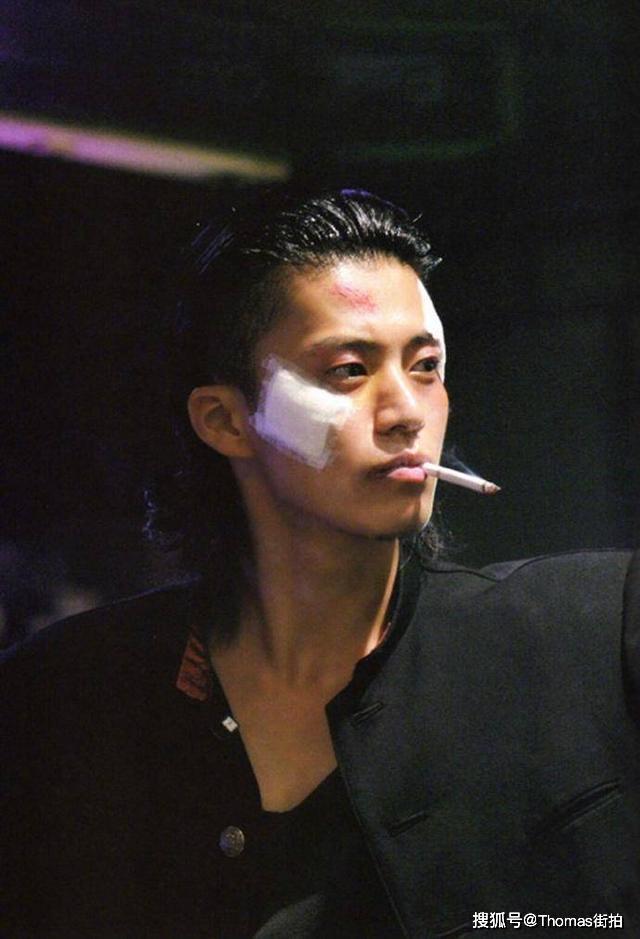 13年前电影《热血高校》，小栗旬痞帅背头造型，现今依然感觉霸气 搜狐大视野 搜狐新闻