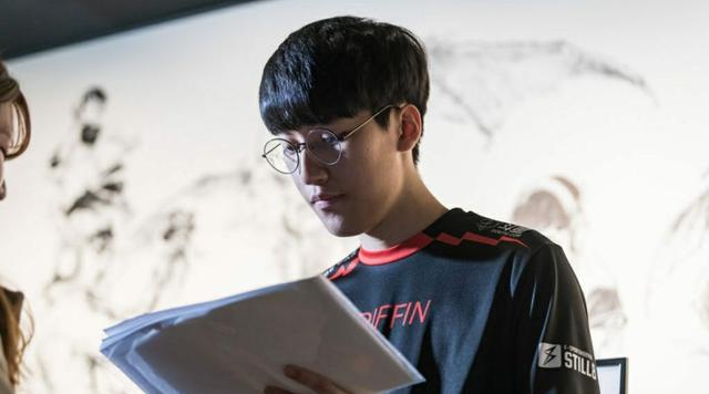 LCK赛区GRF赛场集体亮iG图标，即使不堪也欲以疼痛激励自己前行_战队