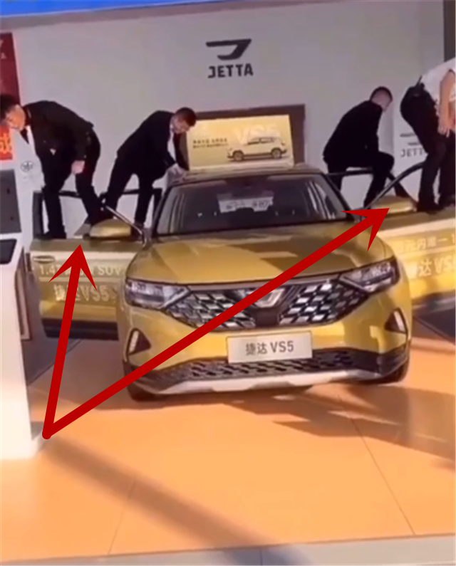 捷达VS5又玩“老梗”，销售站车门上摇晃，车门不变形_搜狐汽车_搜狐网