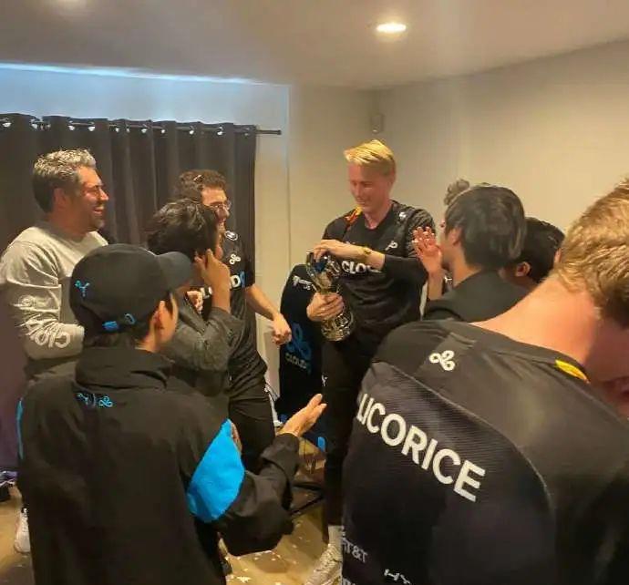 G2夺下春季赛冠军后又飘了，整活自比FPX？C9夺冠却把奖杯玩坏了_决赛