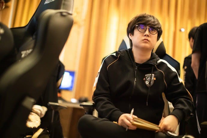 RNG止步季后赛Mata背锅，为何不轮换替补呢？他根本没有权力换人_俱乐部