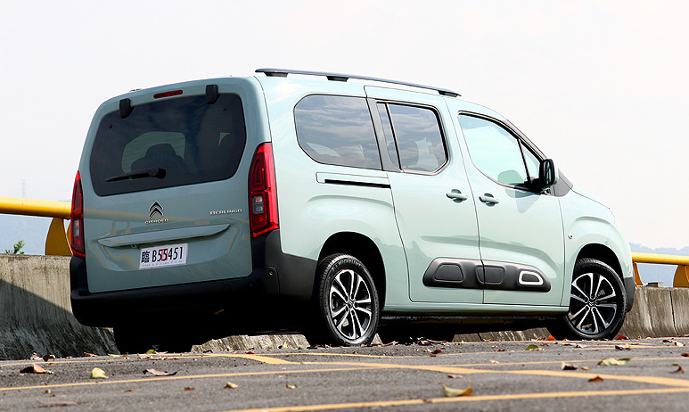 最新款法系家用MPV曝光！1.5T+8AT，车内空间比宝骏730宽裕！_搜狐汽车_搜狐网